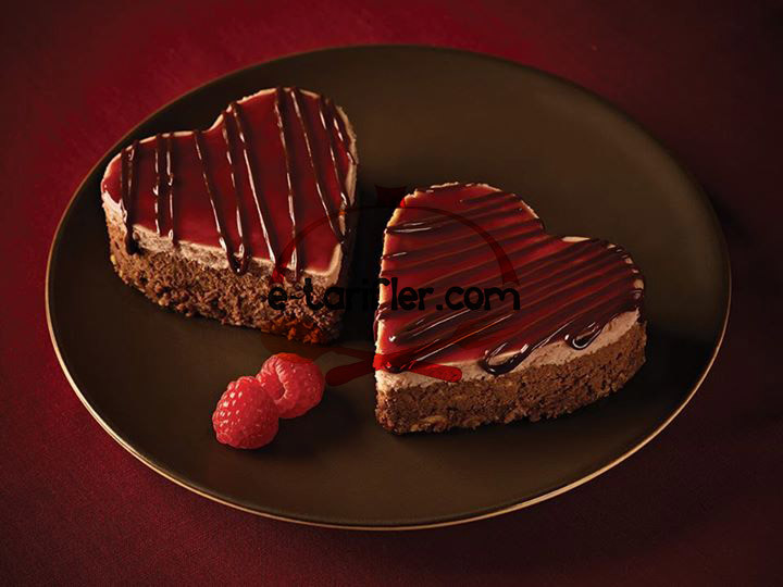 Çilekli Kalp Pasta Tarifi | E-Tarifler.Com